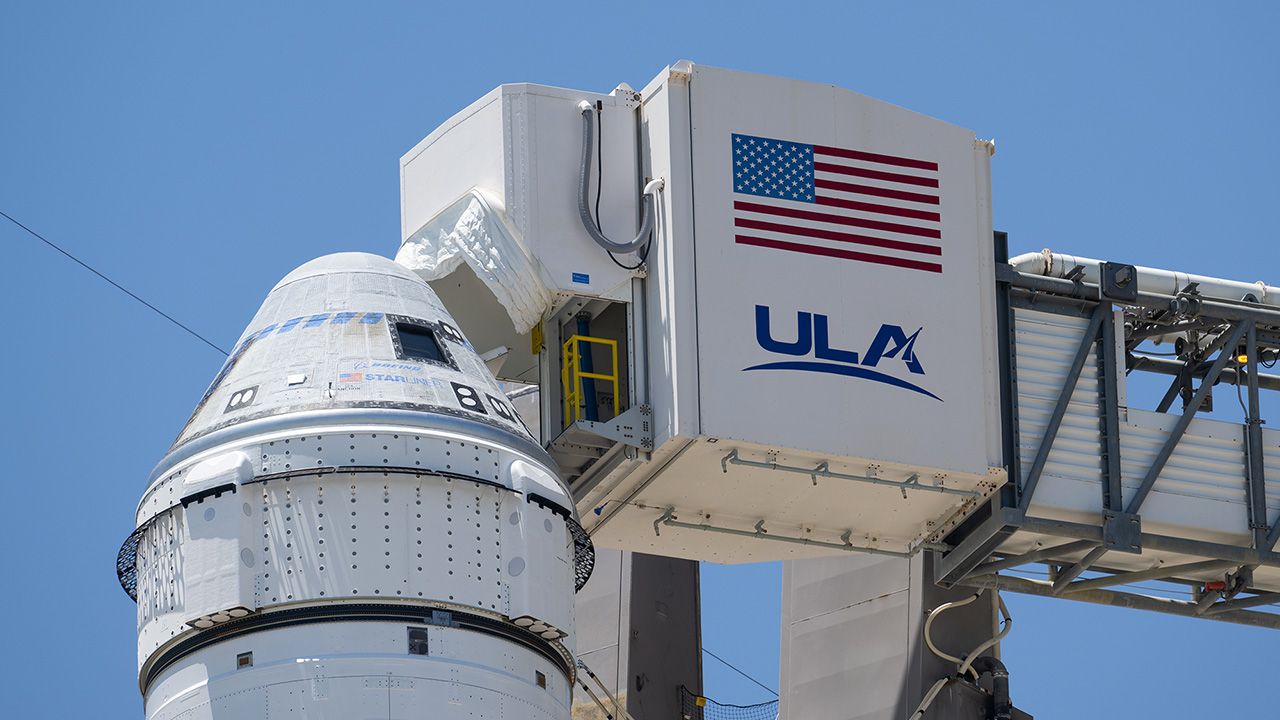Vývoz Starlineru na rampu, nové skafandry od SpaceX a kulová hvězdokupa ...