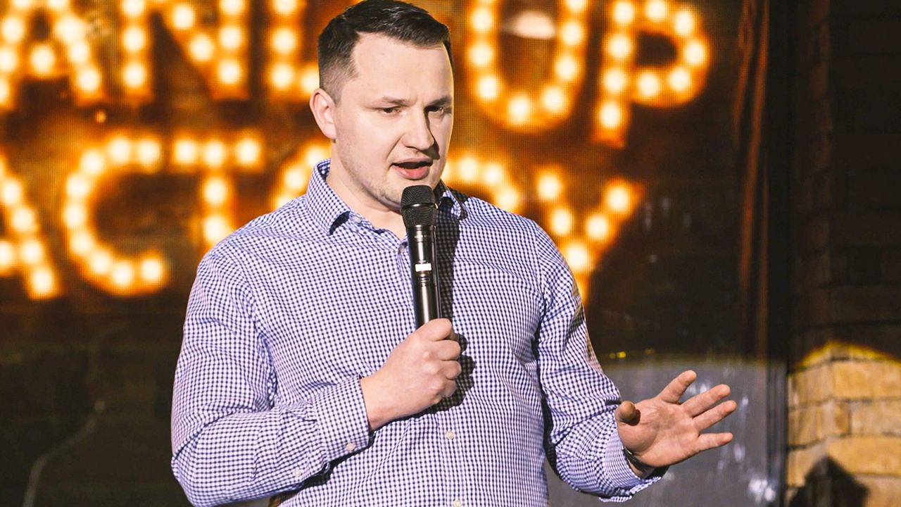 Opravdu drsný humor. Připravte si bránice, český komik prolomí i ta ...