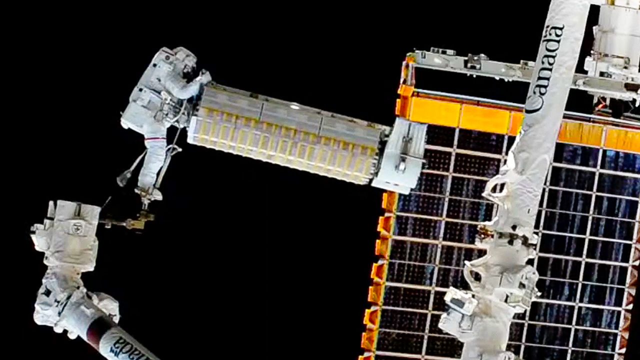 ISS dostala nový fotovoltaický panel iROSA | Stream