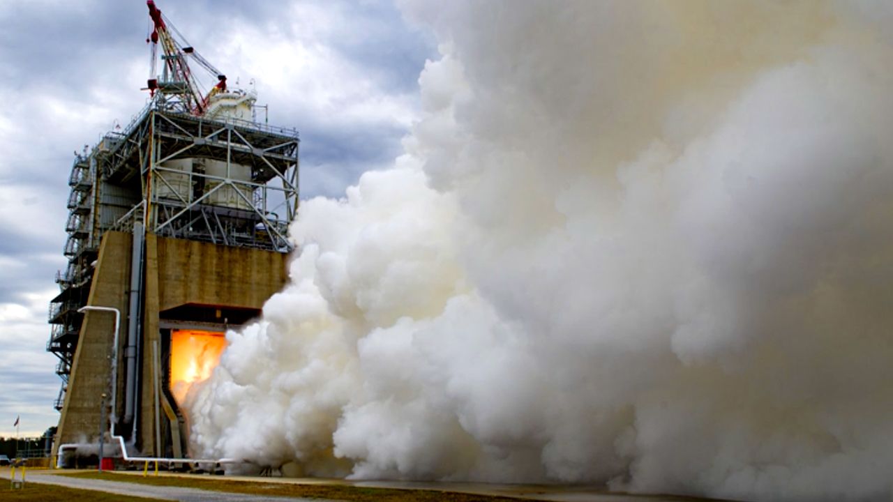 Start raketového motoru RS-25 a rakety NASA SLS | Stream