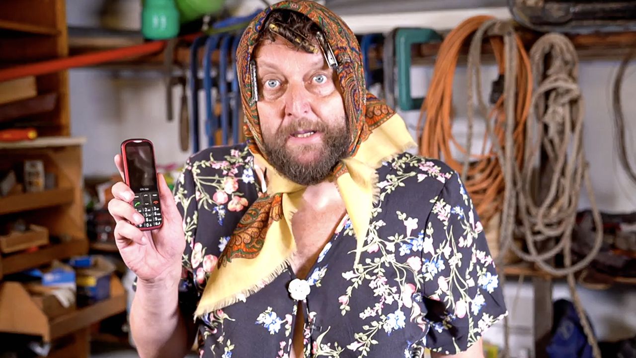 Babička testuje telefon pro seniory. Nikdy si ho nekoupíte, ale dobře ...