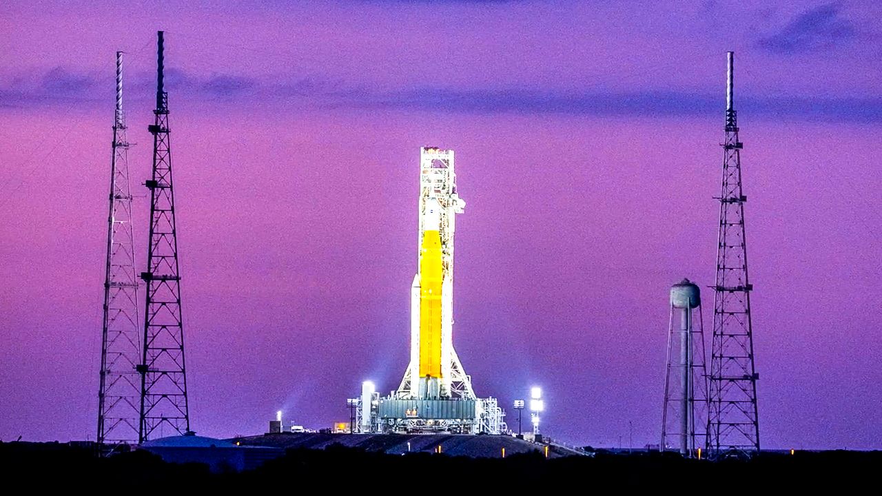 Raketa SLS zpět v montážní hale kvůli hurikánu | Stream